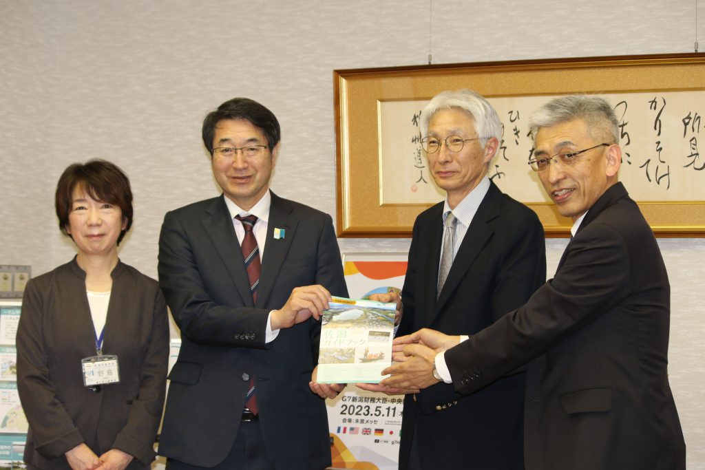 佐潟（御手洗潟）ガイドブック作成を記念し、中原市長へ贈呈を行いました。 ｜ 潟のデジタル博物館（新潟市公式）